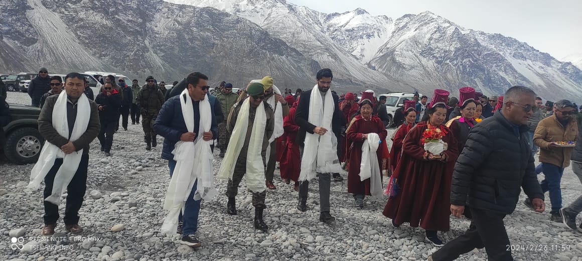 Angchok, Brig Hemanshu inaugurate Temporary Bridge over Shayok River ...