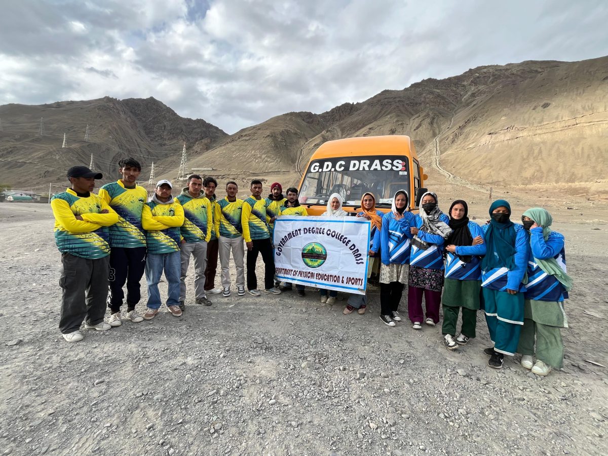 Principal GDC Drass flags off volleyball teams for University of Ladakh ...