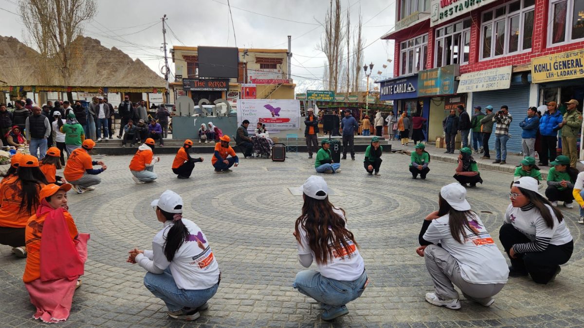 UoL students perform Nukad Natak at Main Market Leh – Indus Dispatch