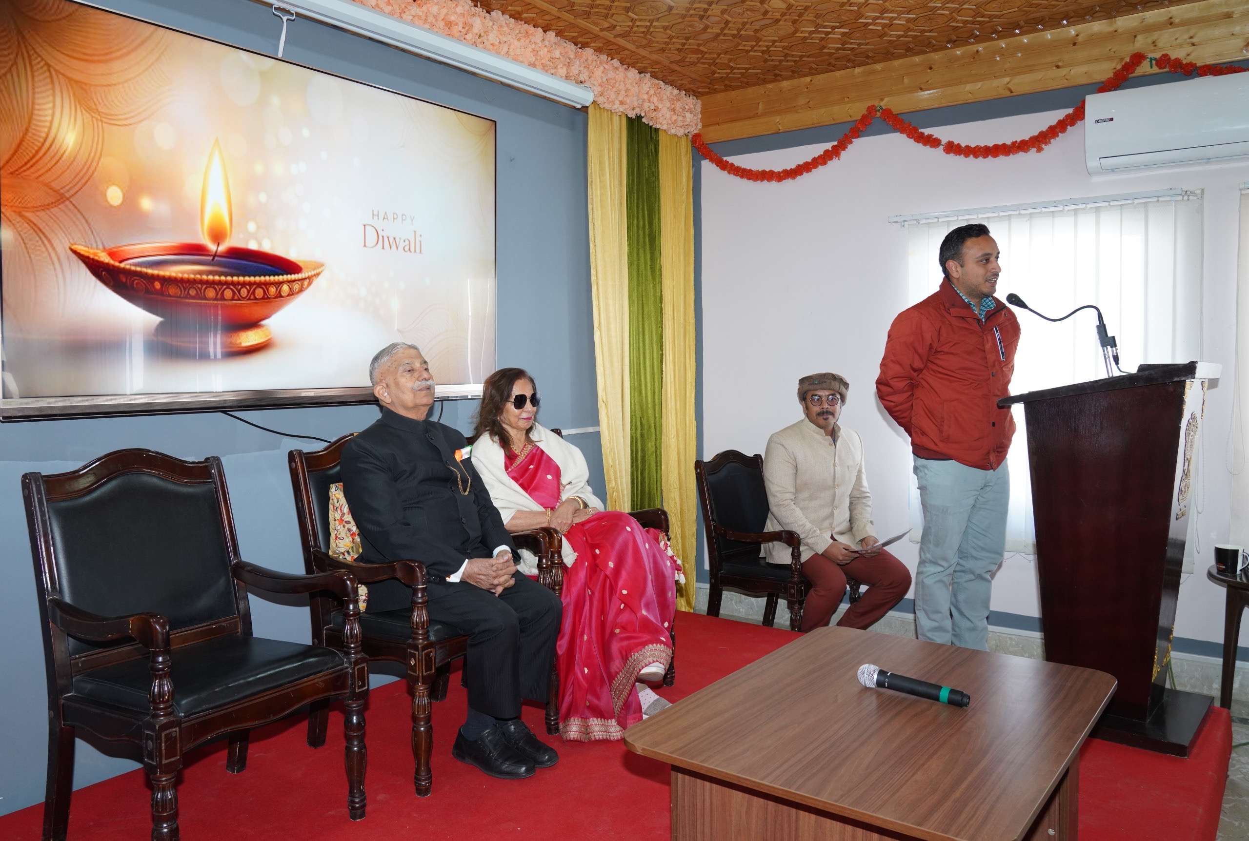 LG, First Lady Neelam Mishra celebrate Diwali with staff of Raj Niwas ...