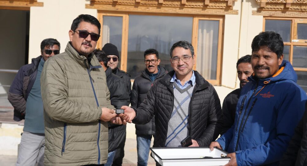 CEC distributes Environment-Friendly vehicles to key departments ...