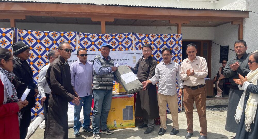 Nomadic kits distributed to Yak Herders at 75% subsidy in Leh – Indus ...