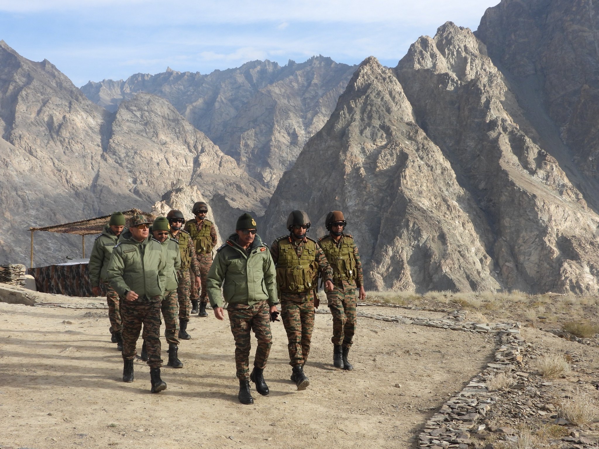 Fire and Fury Corps Commander Reviews Forward Posts, Commends Troops ...